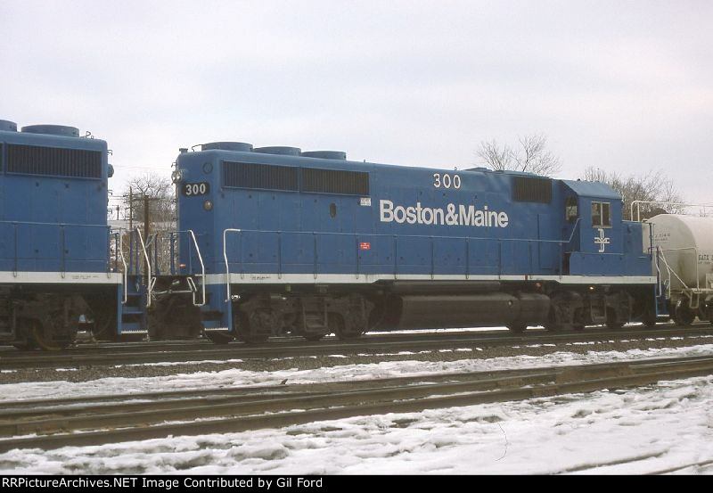 B&M 300(GP40-2)